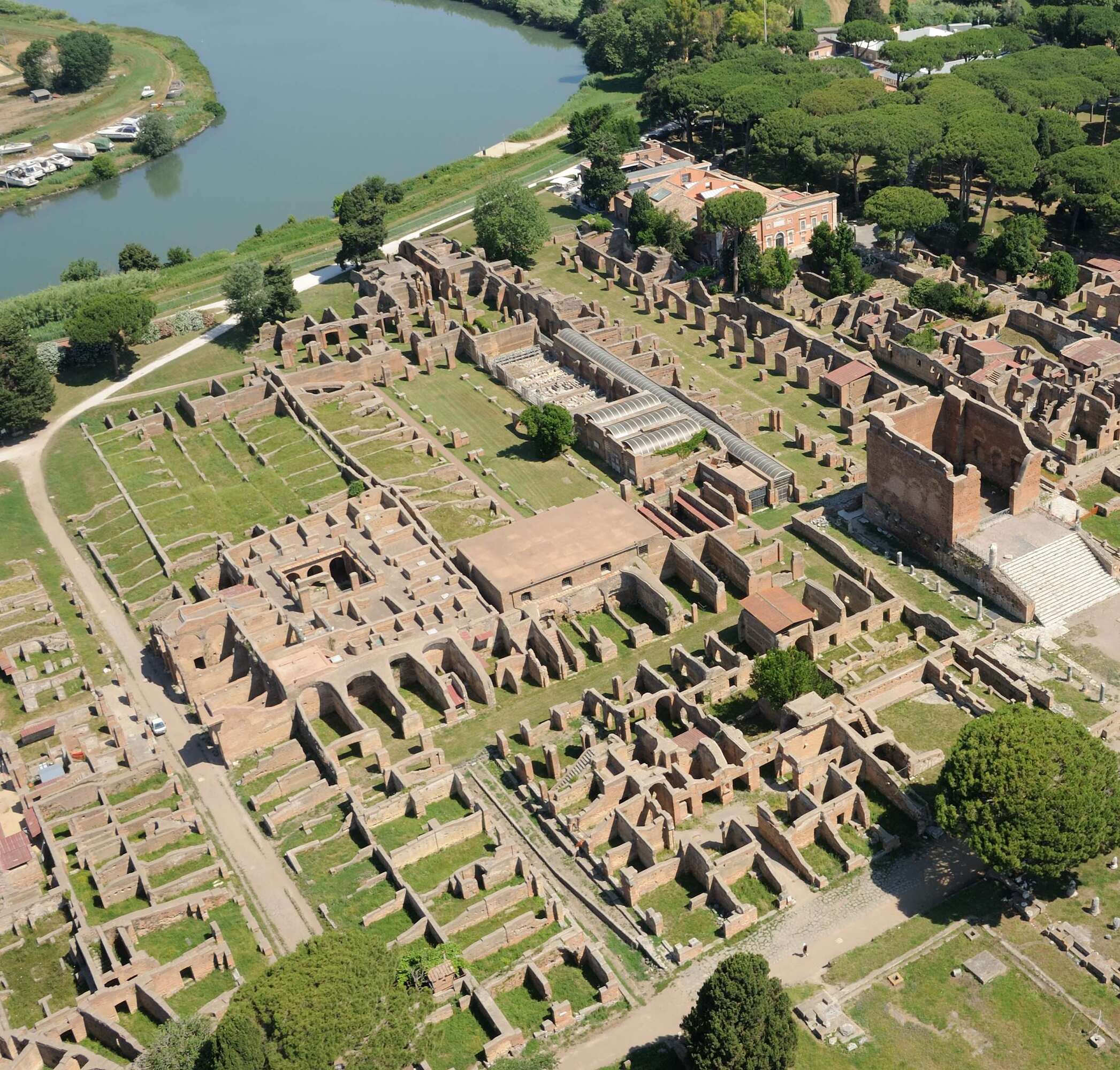 Veduta aerea - Veduta aerea - Immagine - Parco archeologico di Ostia antica